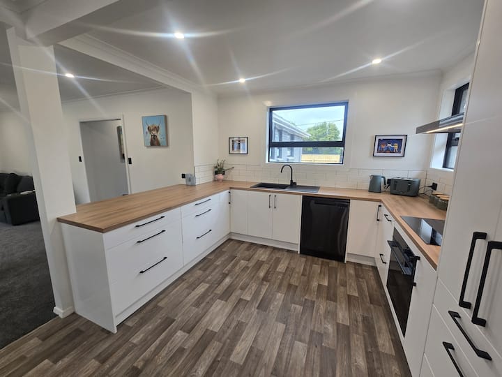 Unwind In Comfort And Style - Upper Hutt