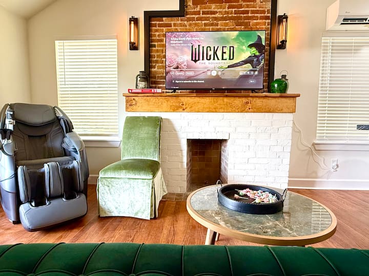 Elphaba’s Castle, King Bed, Massage, Ev Charging - Bricktown - Oklahoma City