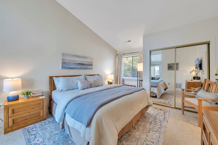 Lakefront Condo~beach, Pools, Hot Tub, Gym, Sauna! - Virginia