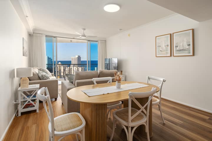 Chevron: Sleek Stay W/ Resort Perks & Views For 6! - Surfers Paradise