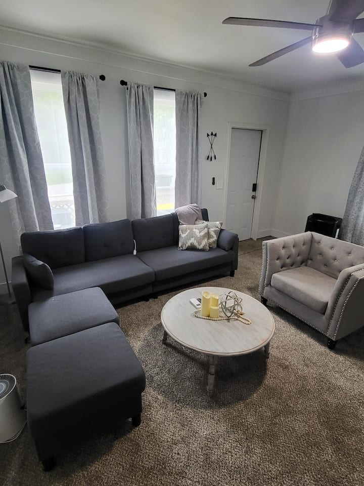 The Cozy Cottage Near Fort Leavenworth Gate - Leavenworth, KS