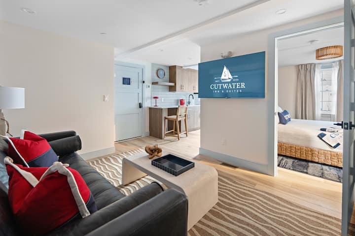 *New Grand Ocean King Suite | Patio + Jacuzzi Tub - Newburyport, MA