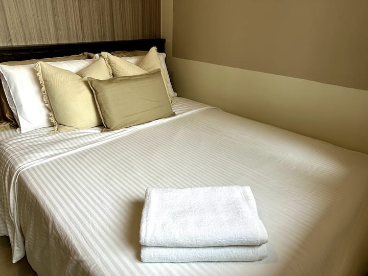 Cozy & Most Affordable Staycation W/balc-pool View - Metro Manila