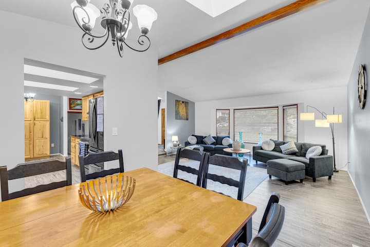 Comfy Spacious House | Central To Seattle & Tacoma - Federal Way, WA