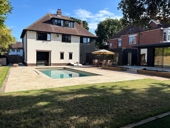 Family Beach Escape With Pool - Bournemouth