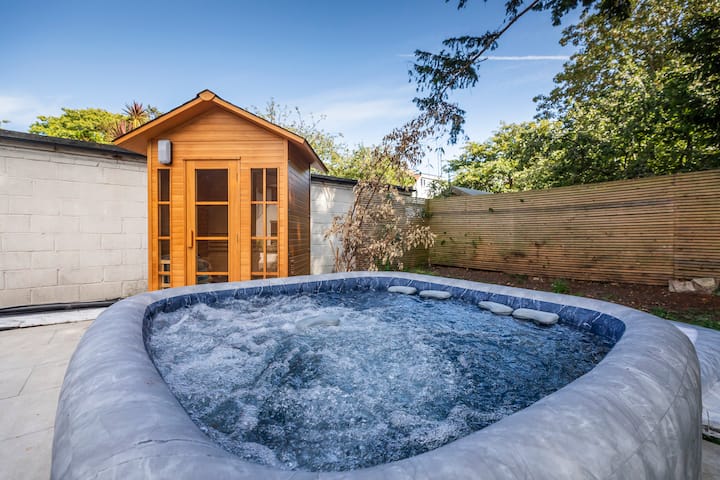 Sleeps 13 | Hot Tub, Sauna, & Seasonal Pool - Bournemouth