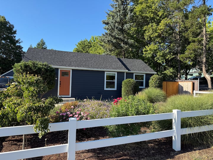 Chic Farmhouse & Prime Location! - Lake Oswego, OR