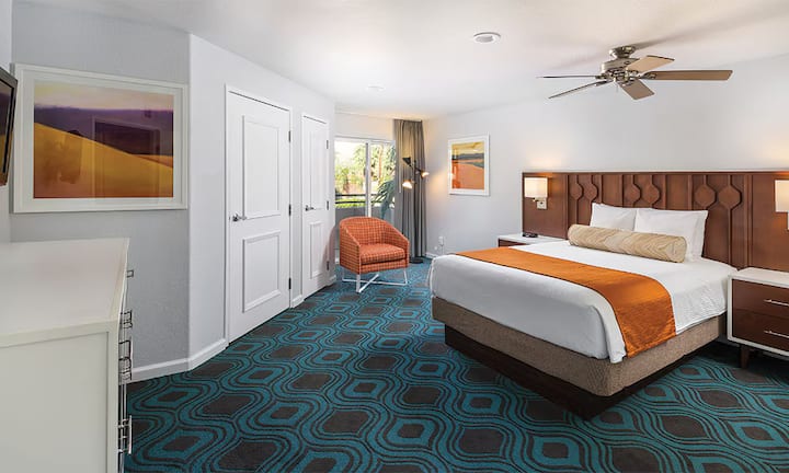 Spacious Palm Springs Sleeps 6 - Palm Springs, CA