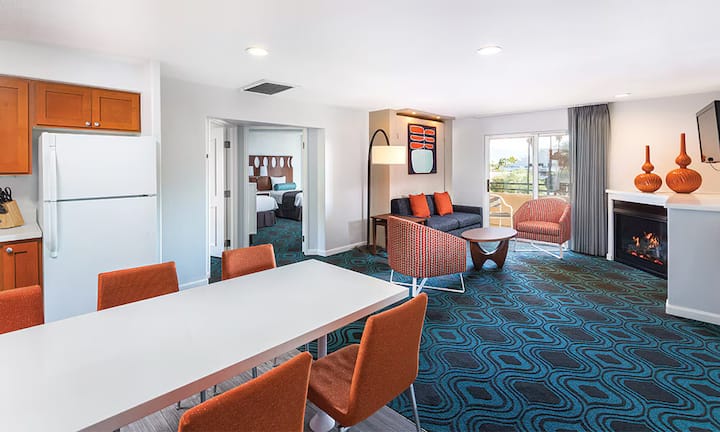 Spacious Palm Springs Sleeps 7 D - Palm Springs, CA