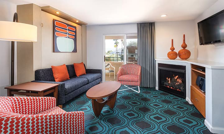 Spacious Palm Springs Sleeps 7 B - Palm Springs, CA