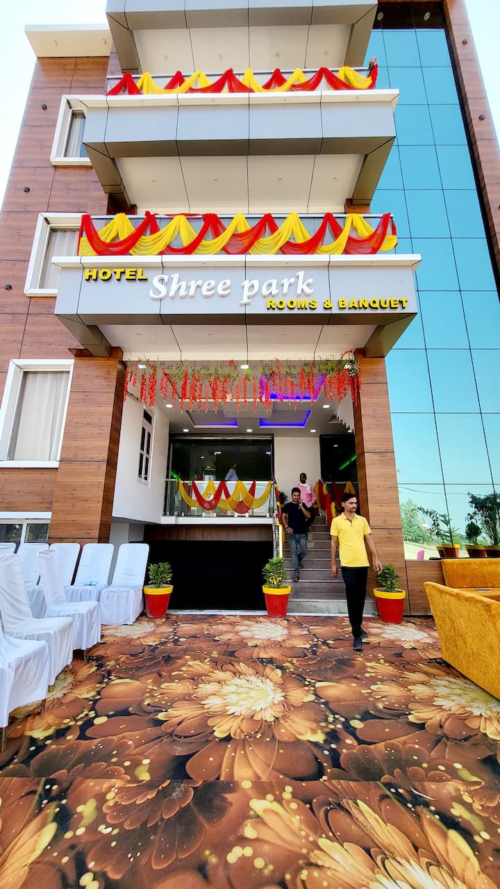Deluxe Room At Shree Park In Ayodhya - Faizabad