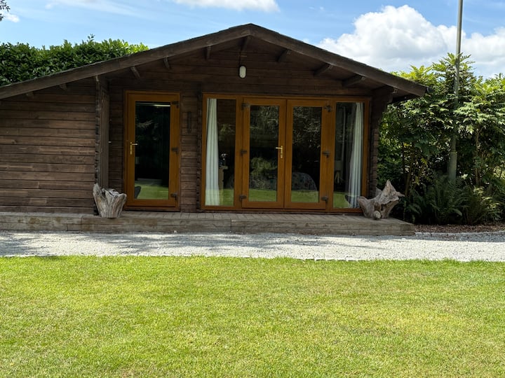 Cozy Woodland Cabin Retreat In The North Downs - Kent