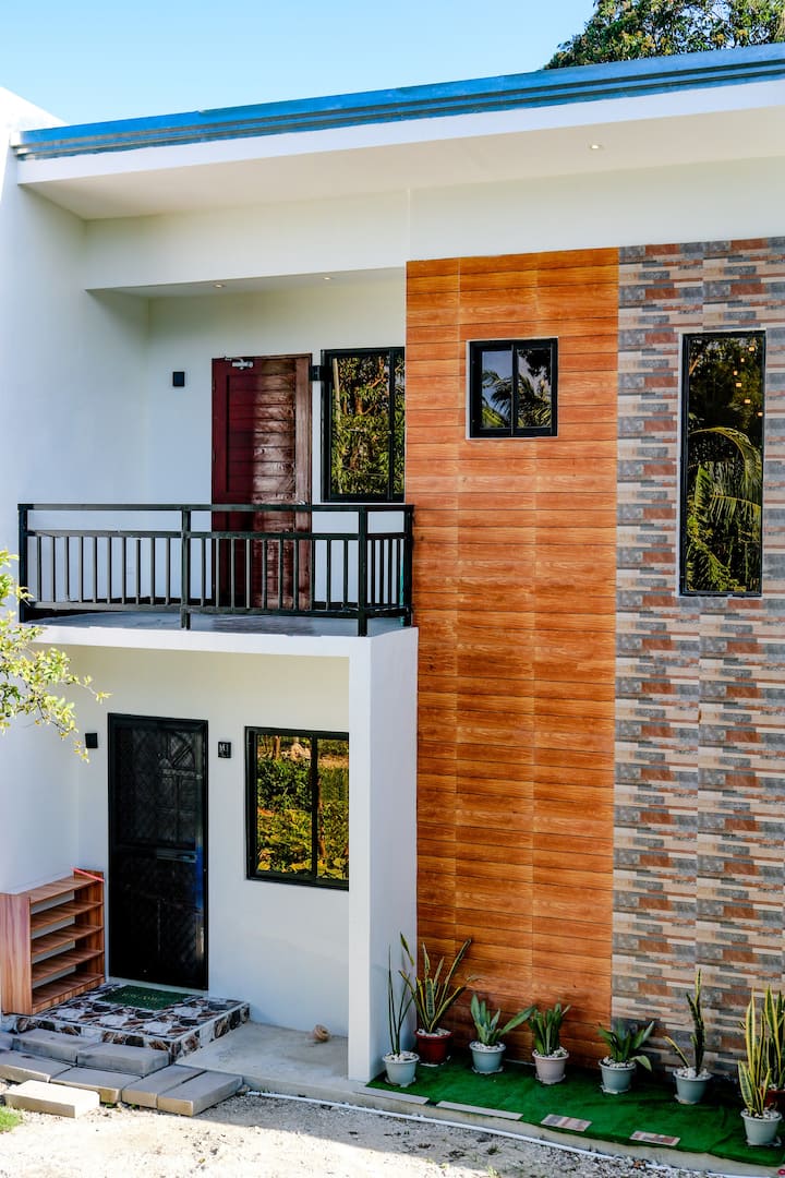 Cozy 2-storey House With Balcony In Oslob - Oslob