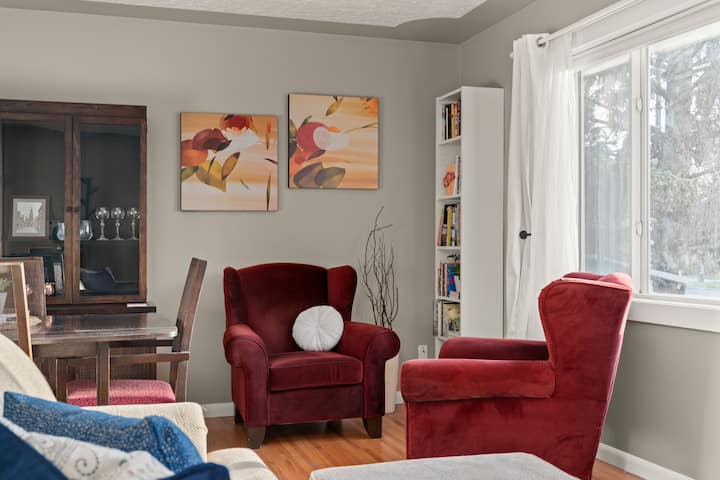 The Ruby Rose | Your Cozy Calgary Stay - Calgary