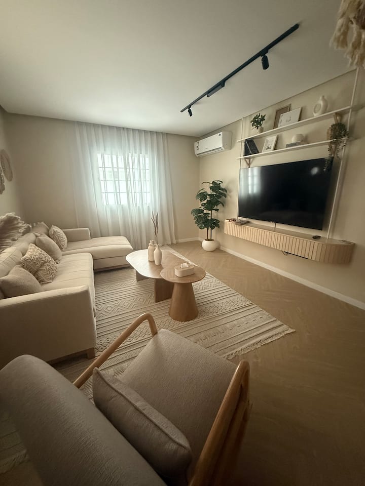 Cozy 1br & Comfy Living Room 70" - Dżedda