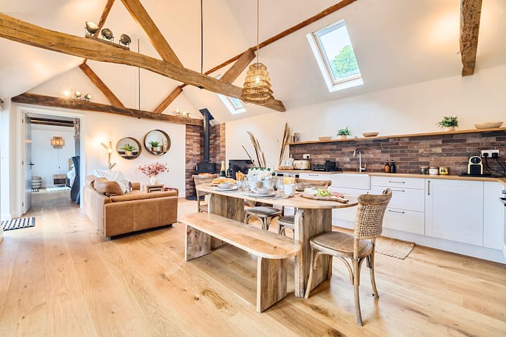 Weston Cottage – Charming Countryside Retreat - Guildford, UK