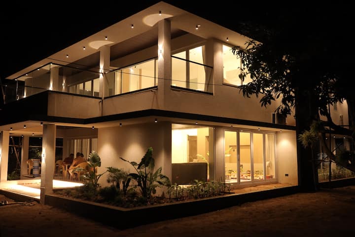 Barefoot Beach Villa - Beachfront + Pool - Umargam
