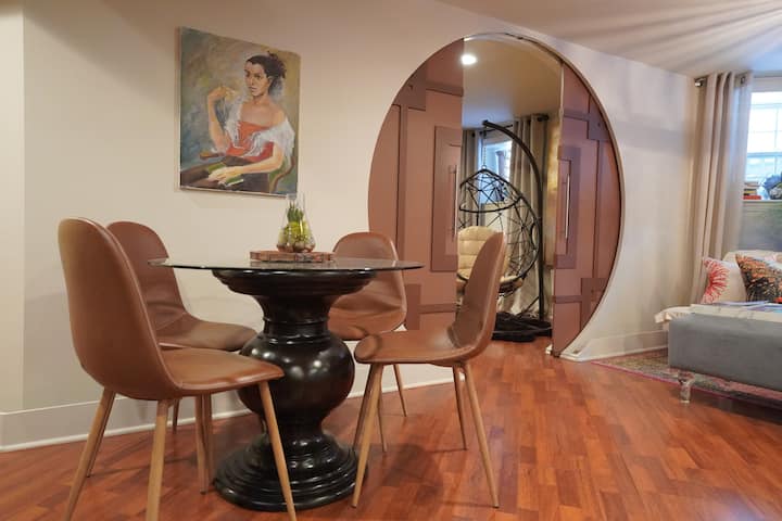 Decompress On A Sophisticated Chaise At A Glamorous Hideaway - Chicago