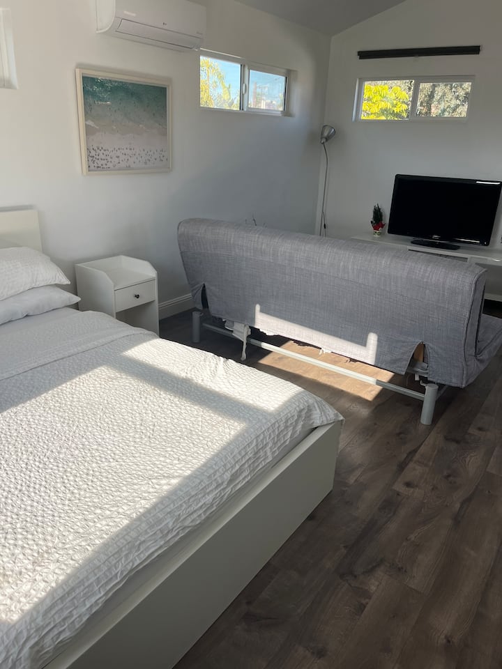 Venice Beach Gem – Private Entry & Parking - Santa Monica, CA