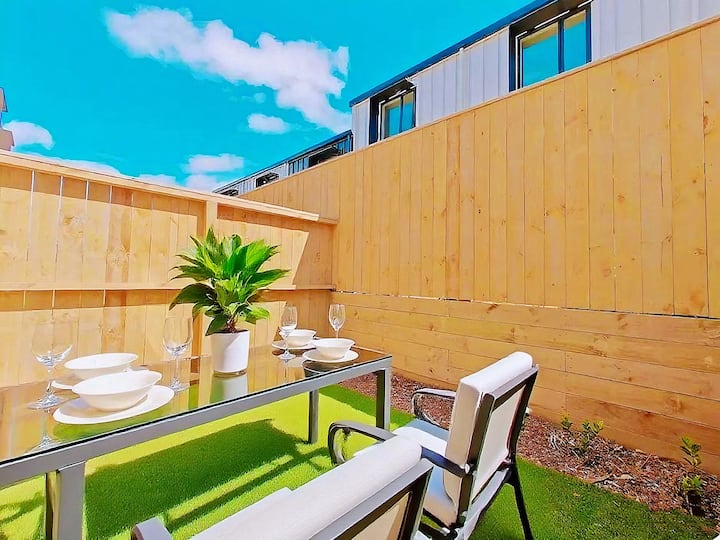 Best Location Townhouse With Backyard And Parking - Auckland