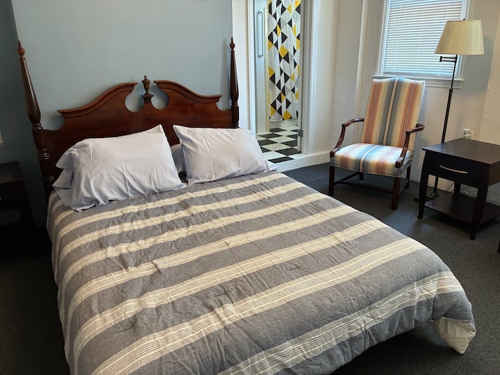 Bright, Cozy Studio W/sep Kitchen - Great Location - Decatur, GA