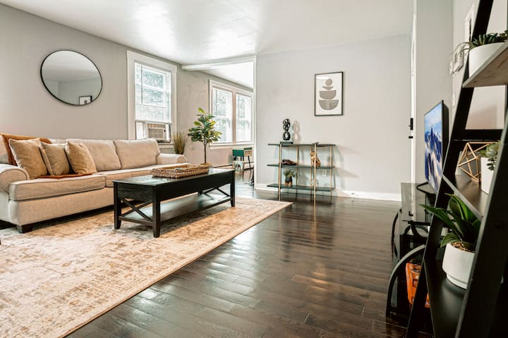 A Brick's Throw Away To Sally's! - New Haven, CT