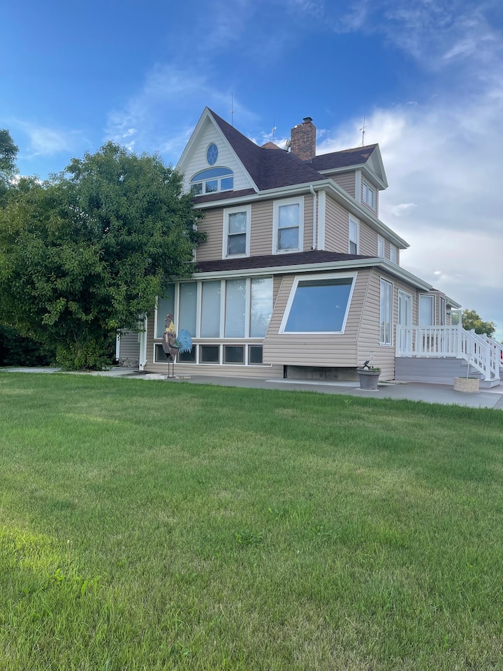 The Red Barn Farm Lodge - Devils Lake, ND