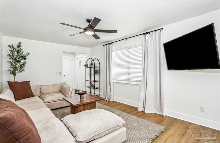 Bayfront Townhouse | Sleeps 11 | Boat Parking - Pensacola, FL