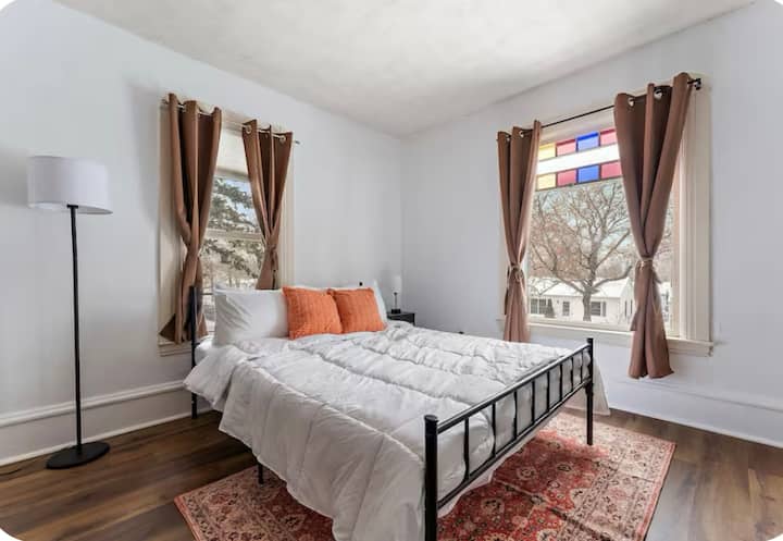 Spacious 2-bedroom Upper Duplex - Wayzata, MN