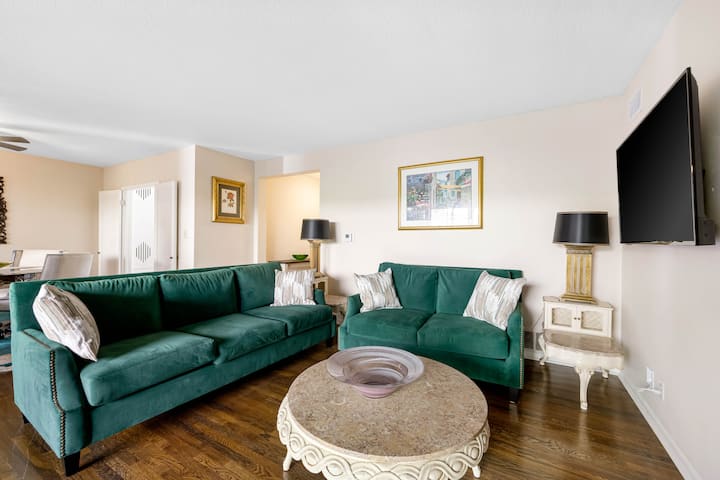 Charming La Flat – Dog Friendly + 1 Parking Pass - Los Angeles, CA