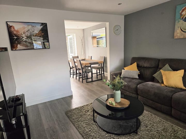Home In Horsham, West Sussex, With Free Parking - 호셤