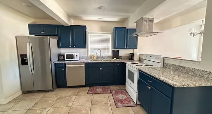 C- Large Home In Fresno - Fresno, CA