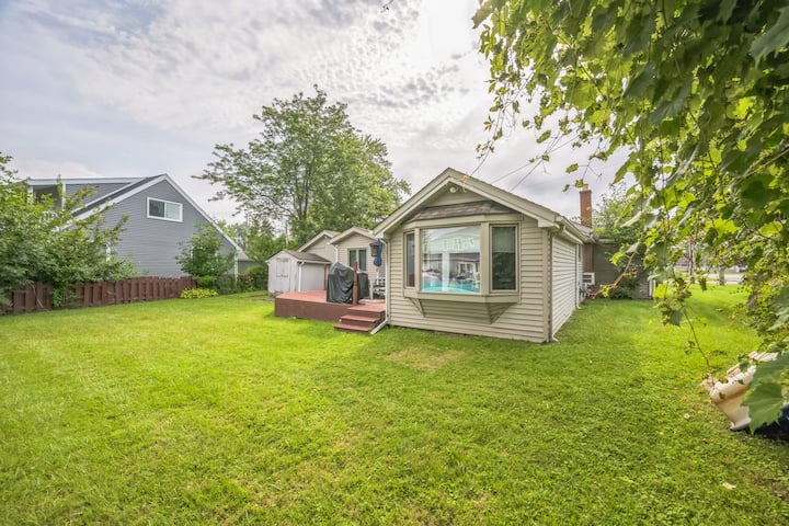 Spacious Lakefront Family Retreat - Cooley Lake, MI