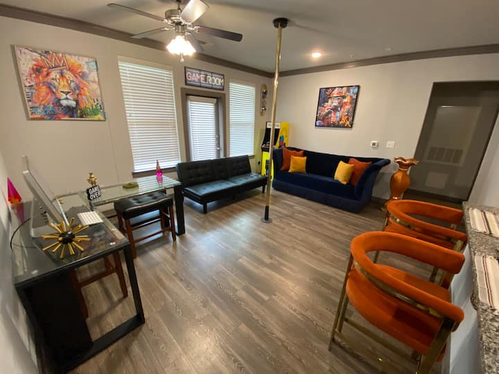 Upscale7.1 Lounge, You Can Also Rent Cars From Us. - Humble
