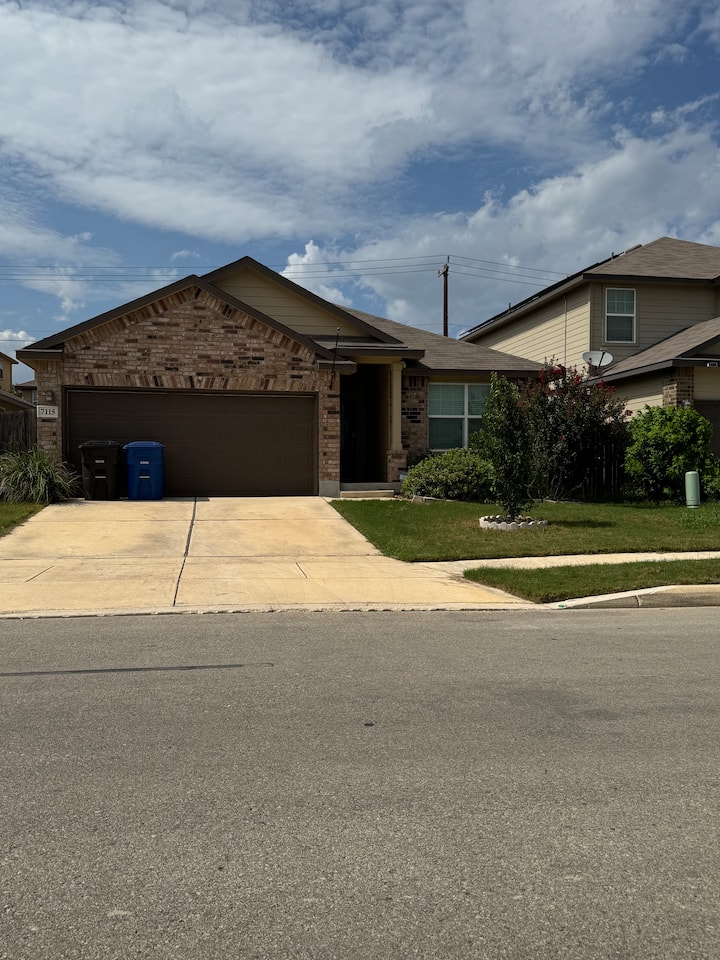 Cozy 3-bedroom Family House - San Antonio, TX