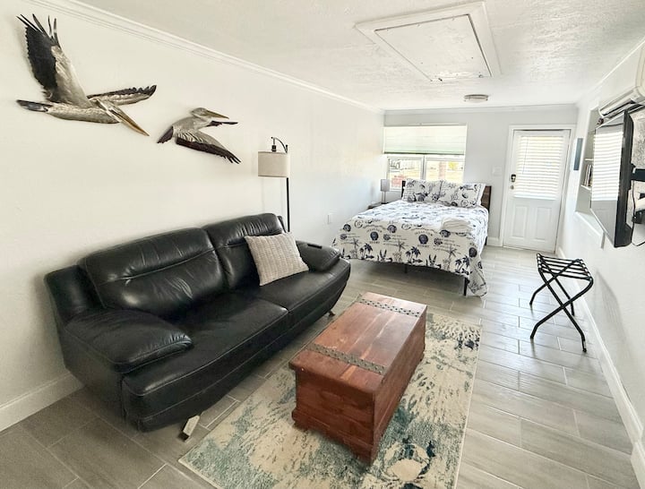 1 Block To Beach - Oversized Studio With Parking - Dunedin, FL