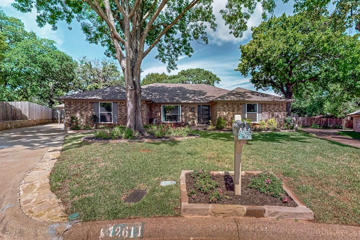 Luxurious New 5 Bedroom Home - Arlington, TX