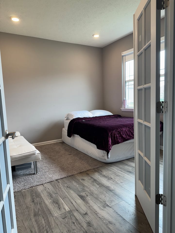 Bright & Cozy Room | Peaceful - Pendleton, IN