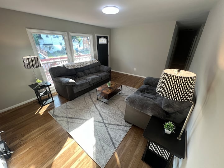 The Corner Cottage - King Bed - Charleston, WV
