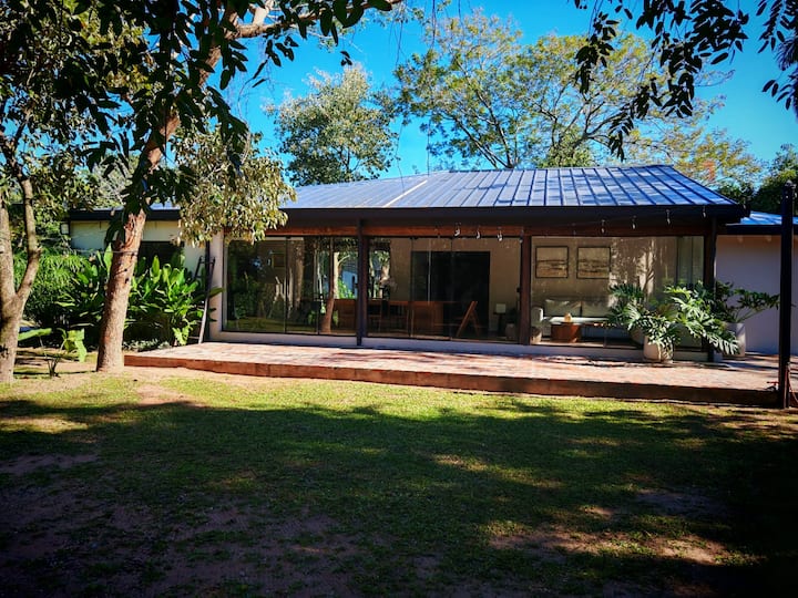 Casa Con Pileta Sobre El Lago - Paraguay