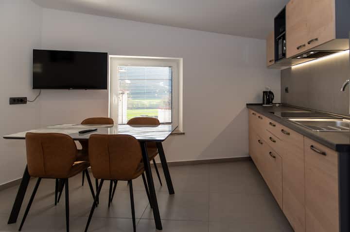 Apartma Pr' Užlejbvih Z Spalnico - Vipava