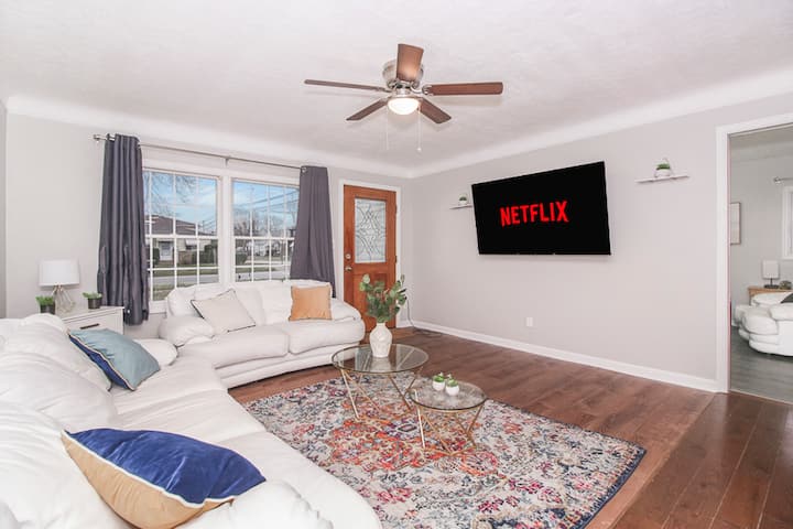 Cleveland Retreat W/ King Bed | Autumn Getaway! - Berea, OH