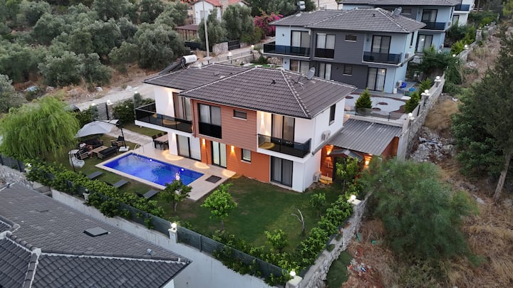 Havuz Keyfiyle Bahçeli Villa - Sarıgerme