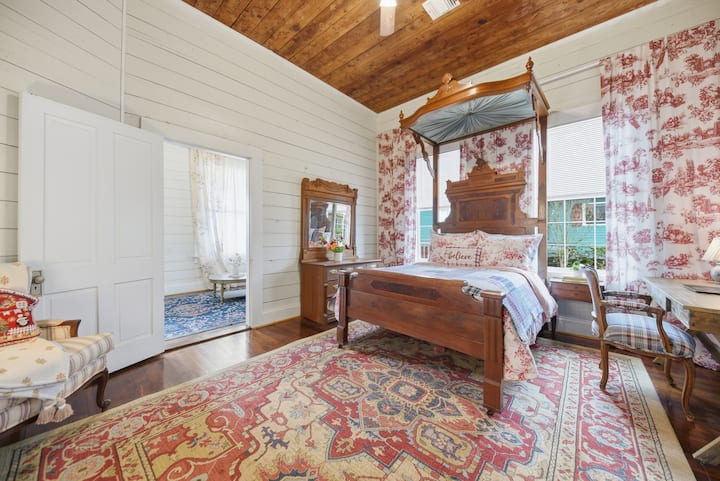 The Firefly House - Brenham, TX