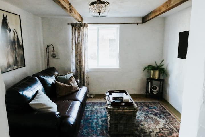 The Moon House - An Old World Bungalow - Utah
