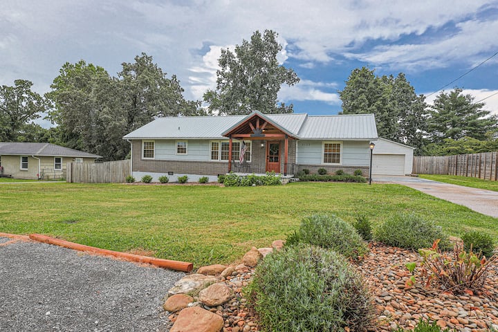 Cozy Ranch Retreat W/ Fire Pit! ~10min To Downtown - Knoxville, TN