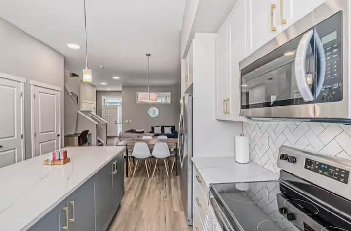 Entire Townhome Near Wonderland - Vaughan