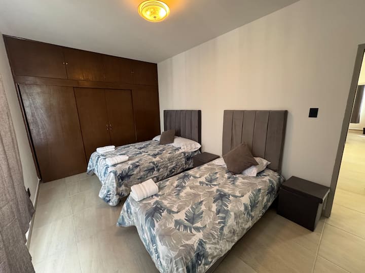 Casa 2 Piso Increíble Ubicación - Querétaro