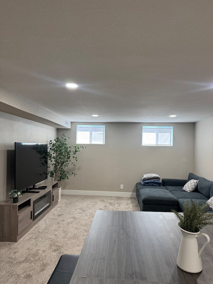 Garden-level Private 1br+open Space+pool Table - Thornton, CO