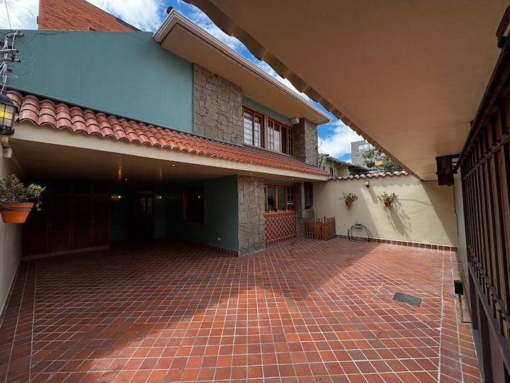 Casa Familiar En Zona Céntrica - Cuenca